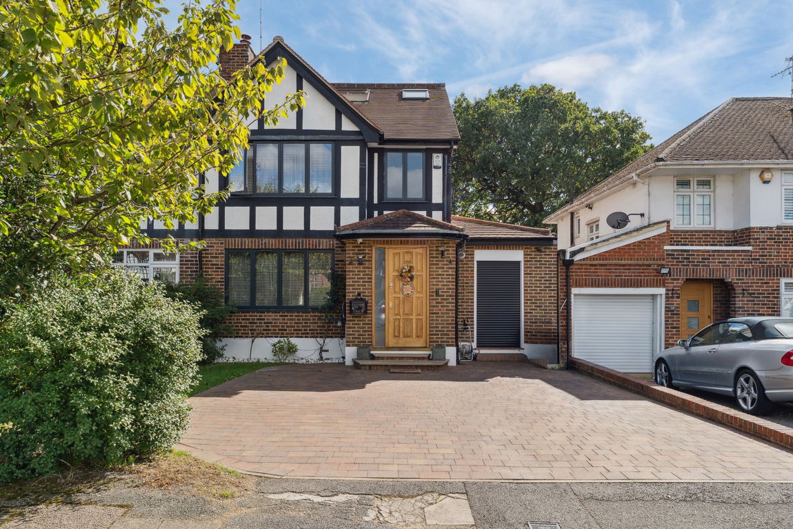 The Lawns, Hatch End, Pinner HA5 - Robsons Estate Agents